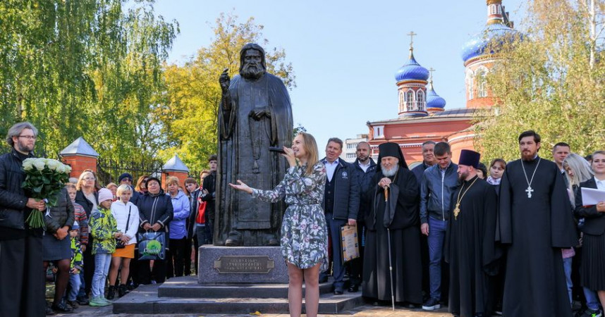 WATCH: Moscow Suburb Unveils Statue to One of Russia's Favorite Saints ...