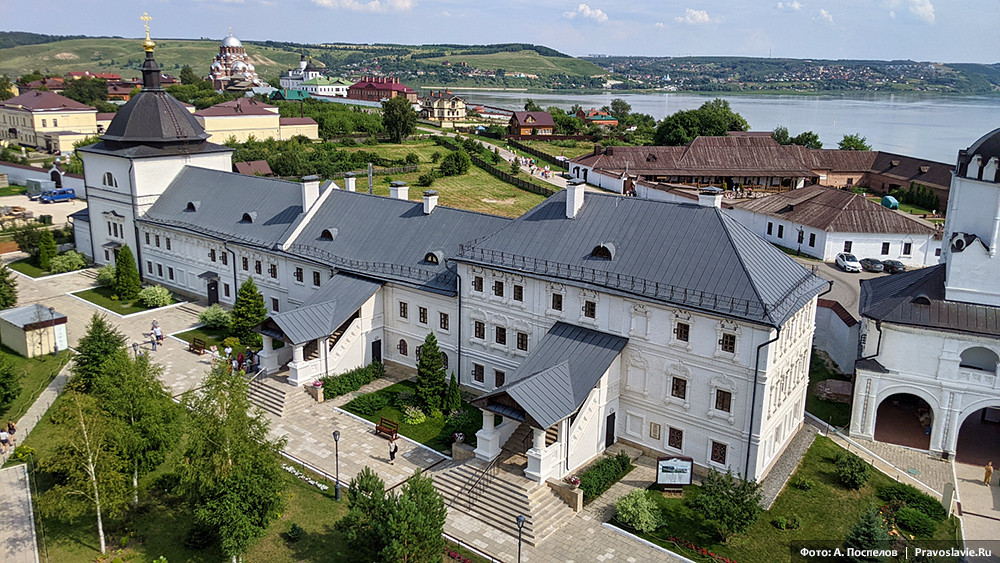 A Beautifully Restored Island Town / Monastery 500 Miles East of Moscow ...