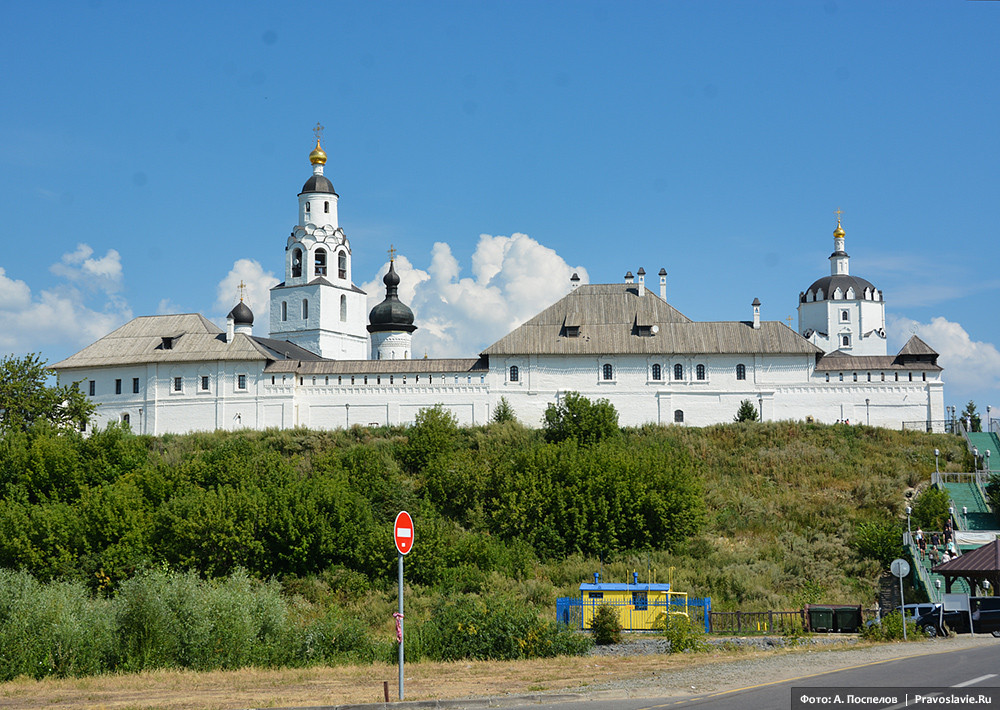 A Beautifully Restored Island Town / Monastery 500 Miles East of Moscow ...